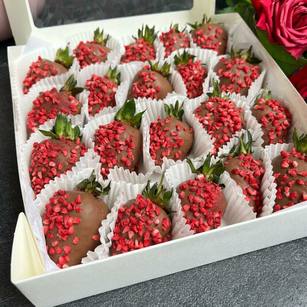 Набор ягод клубники в шоколаде "Малиновая нежность" от Мадам Клубники, 20 штук