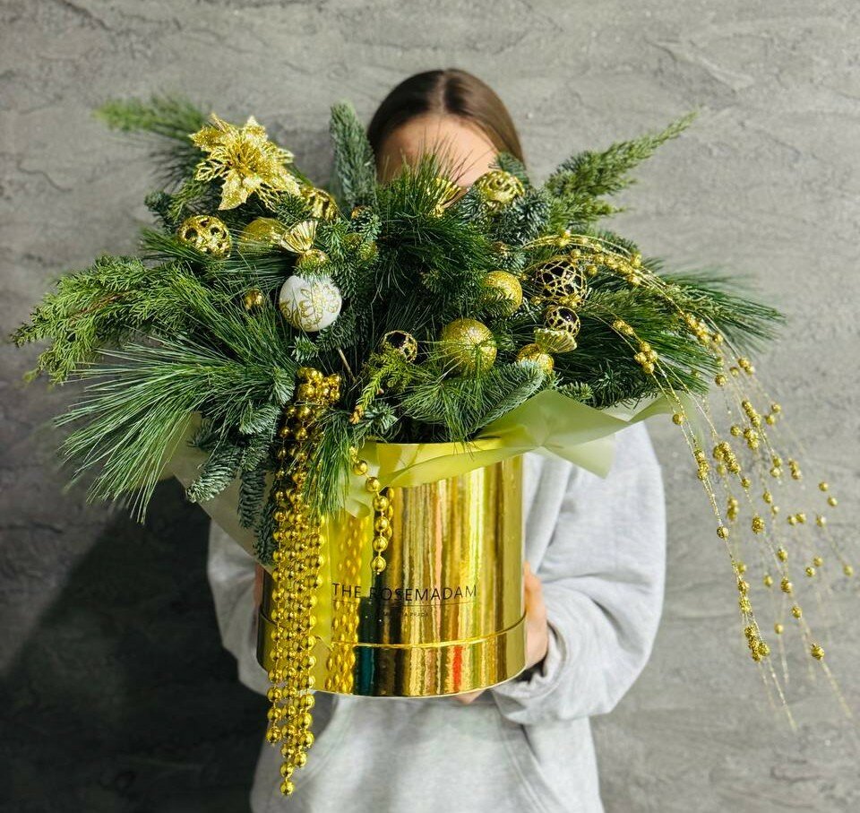 Зимний букет, композиция из натуральной хвои нобилис, кипарис, можжевельник в золотой коробке. Новогодний декор