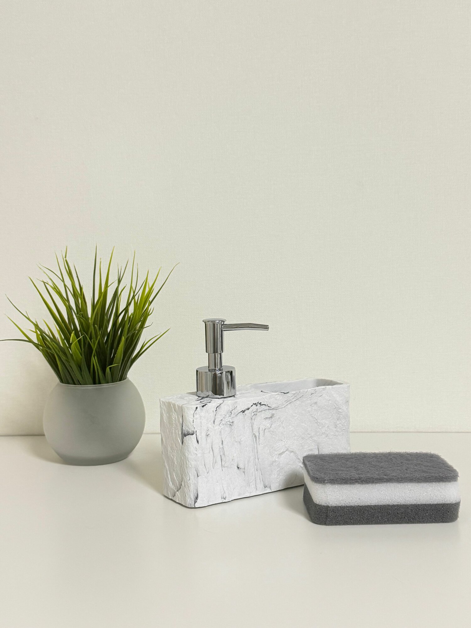 Кухонный диспенсер , дозатор для мыла с губкой, "Камень" белый мрамор серебро