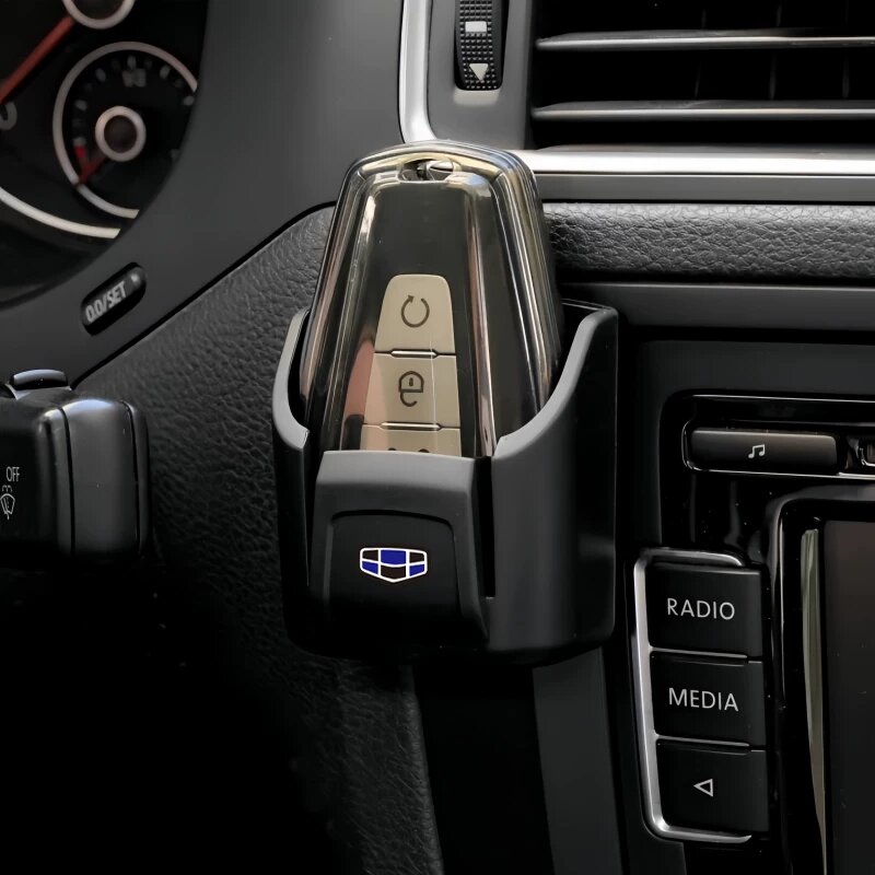 Хранитель ключей для автомобилей Geely - компактный кейс для приборной панели с отсеками для ключей, карт и пульта ДУ
