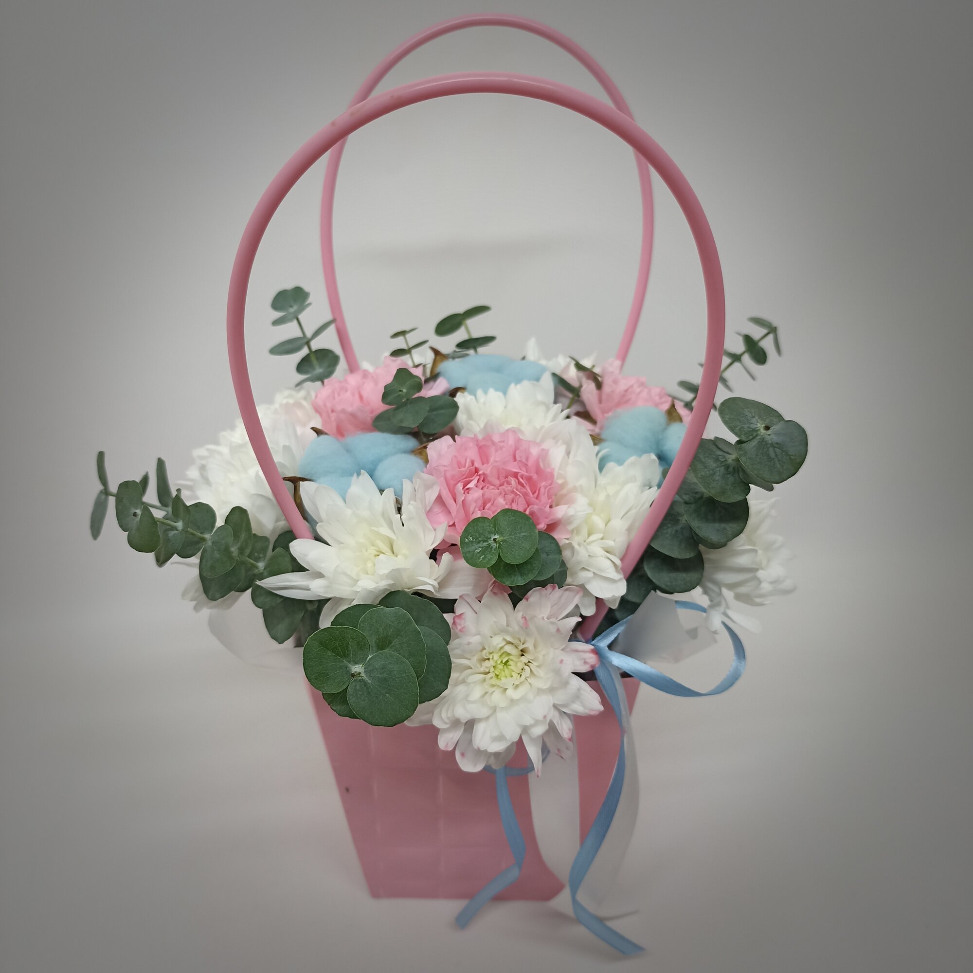 Сумочка с цветами "Нежность". Розы и диантусы с хлопком и эвкалиптом в декоративной сумочке.