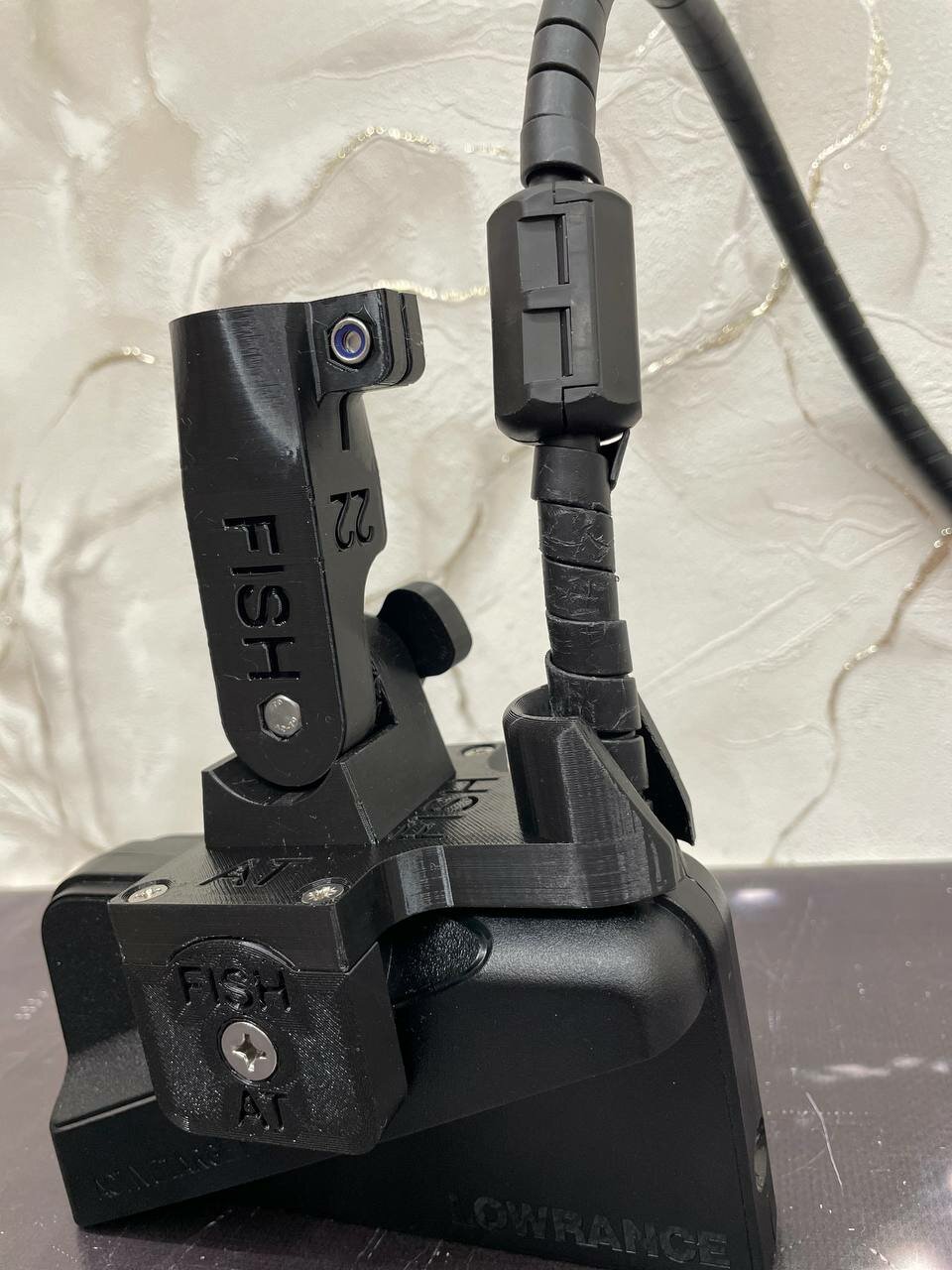 Крепление для датчика Lowrance Active Target 1-2 поколения под диаметр трубы 22 мм с защитой кабеля