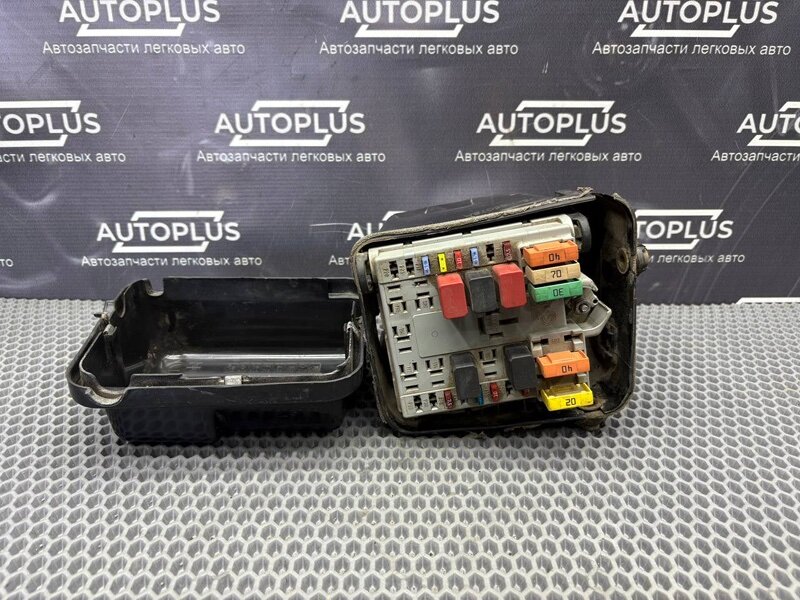 Блок предохранителей под капот