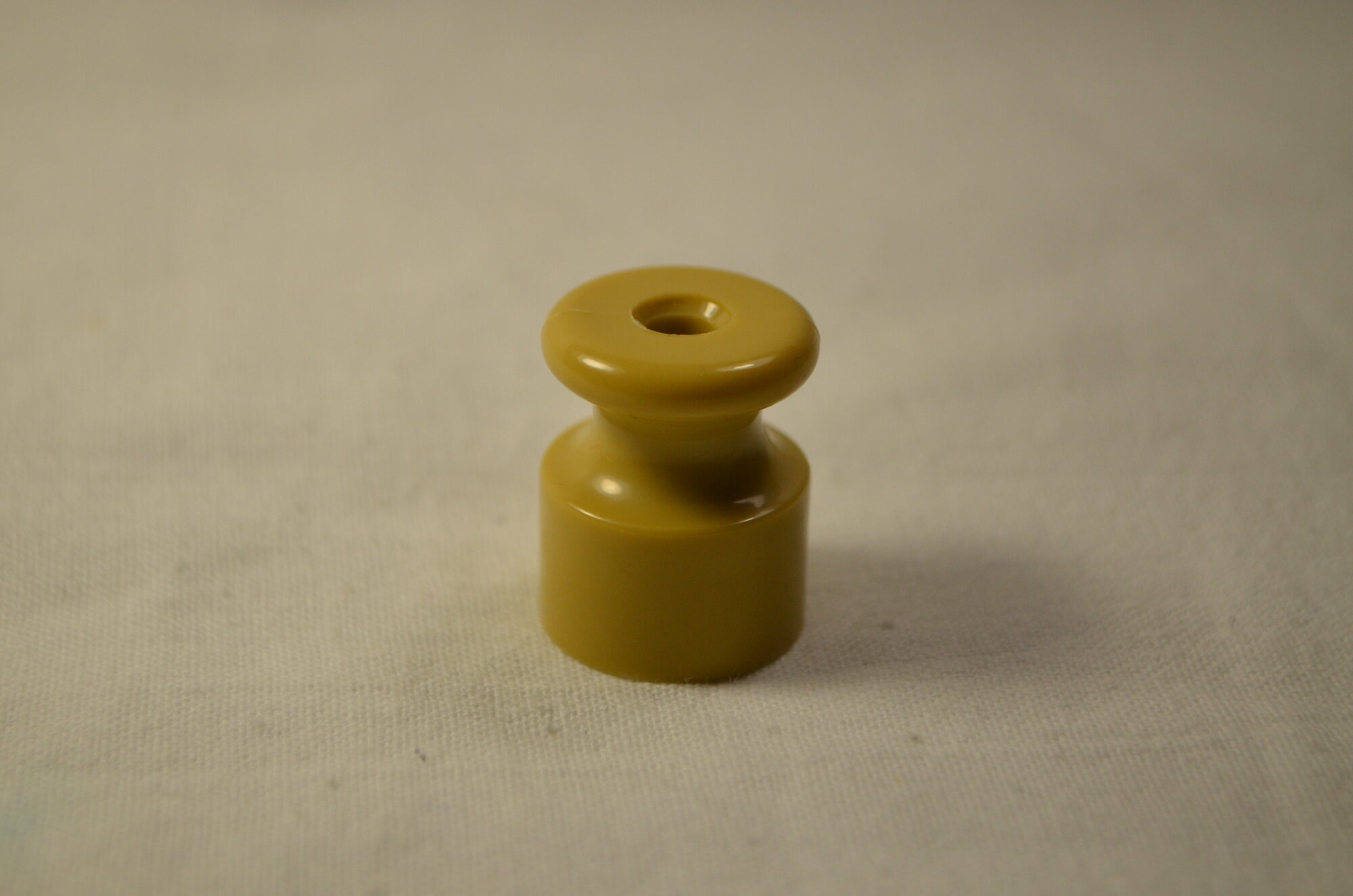 PrimaLuce Ретро изолятор, пластик, цвет песочное золото, 1уп/100шт.