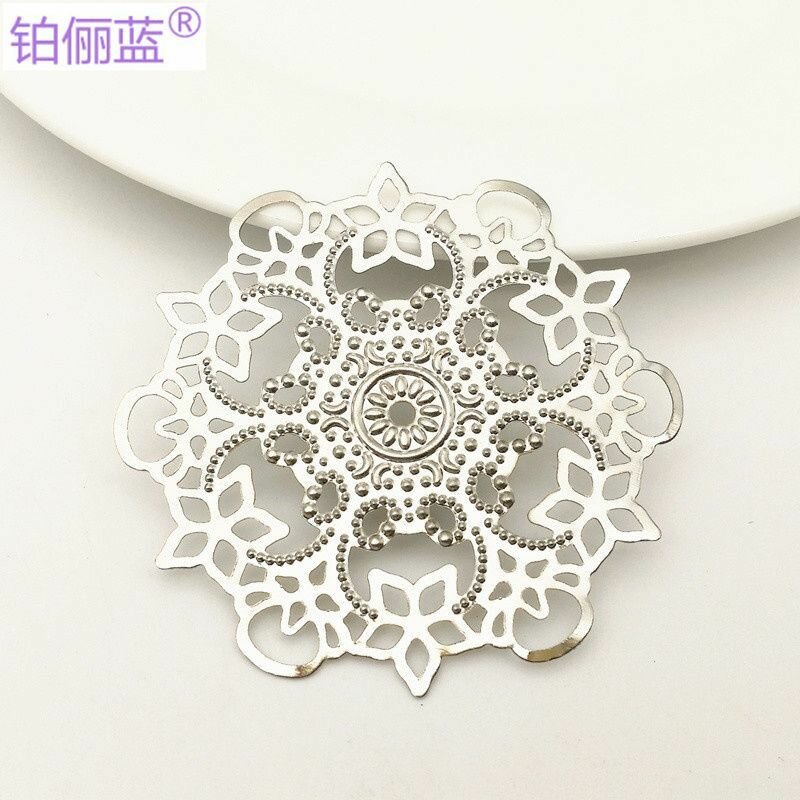 Материалы для создания украшений для волос в старинном стиле: металлический диск 55 мм, полая круглая основа с цветочным узором, металлические декоративные аксессуары.