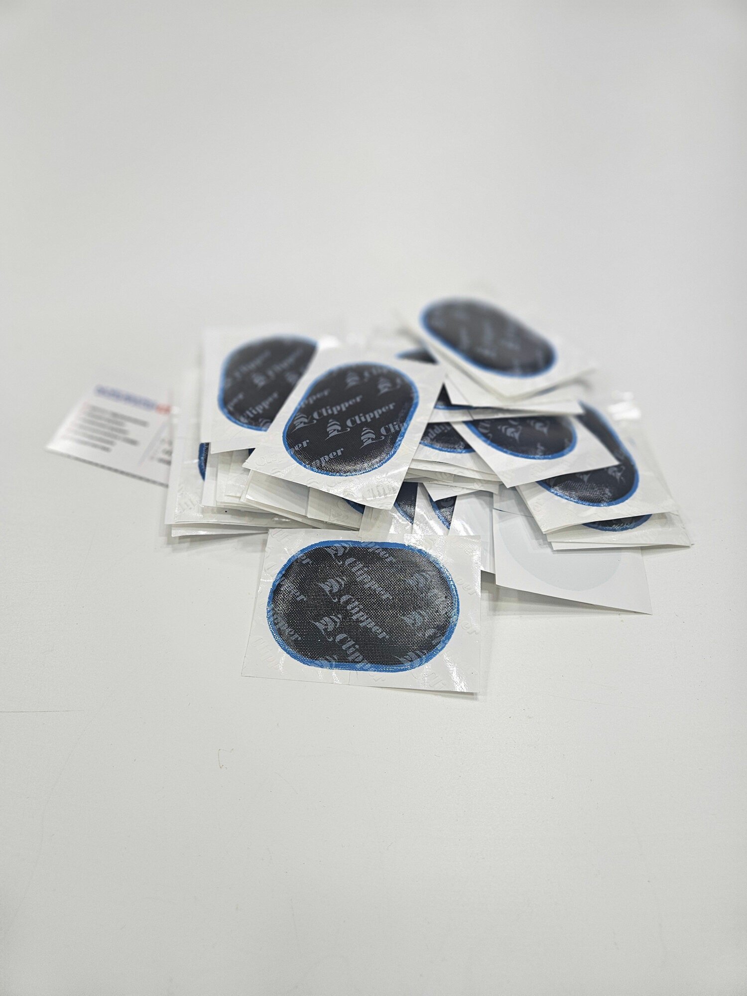 Набор заплат для ремонта камер 48x70мм (40шт) / Заплатки камерные для шиномонтажа овальные Clipper