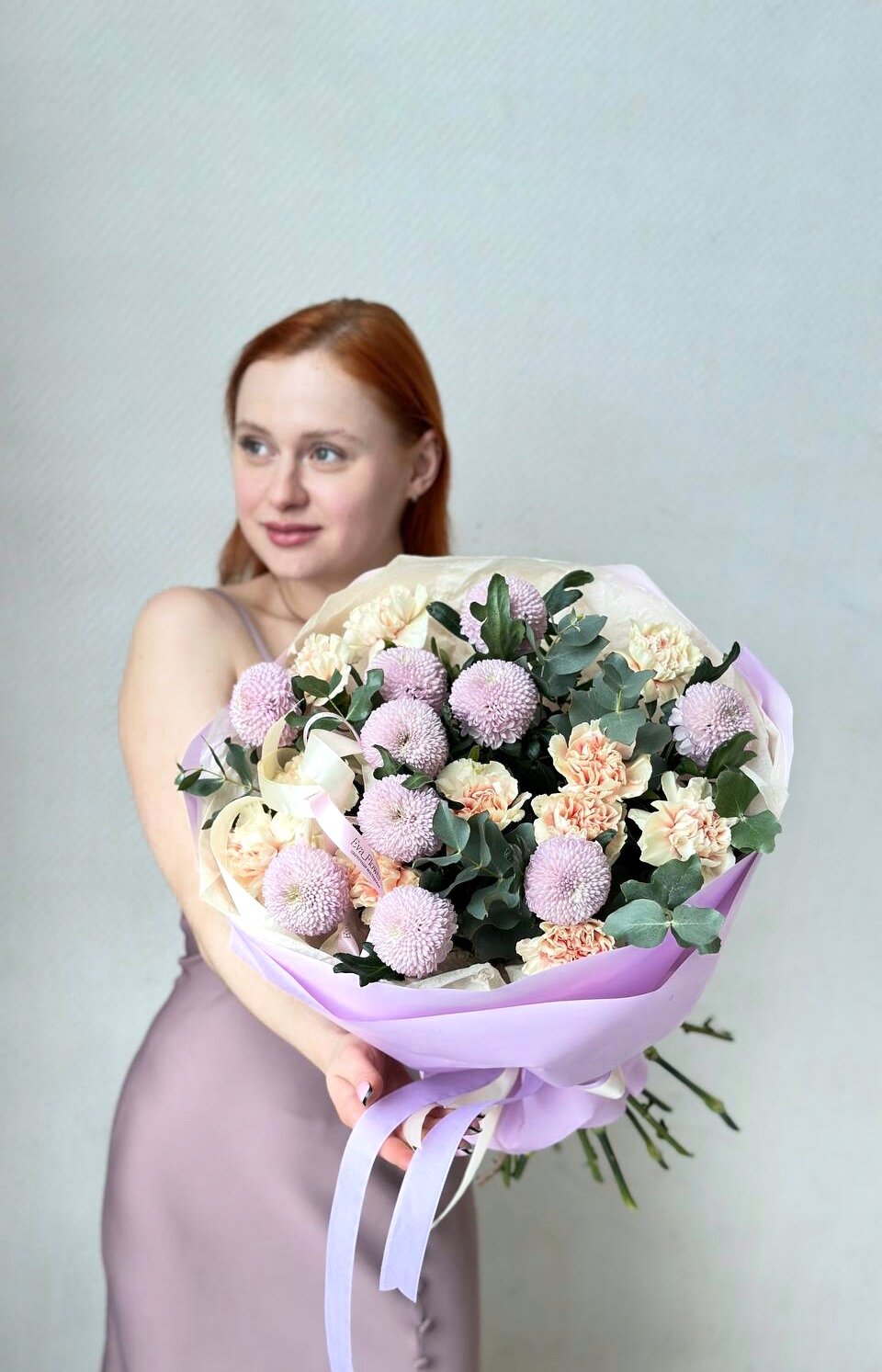 Нежный букет диантусов брют и лавандовой хризантемы С эвкалиптом