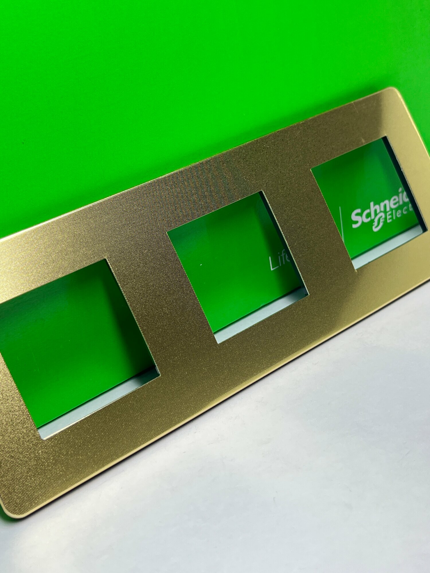 Schneider Electric Рамка 3-постовая Schneider Electric Unica New NU280662 золото/антрацит