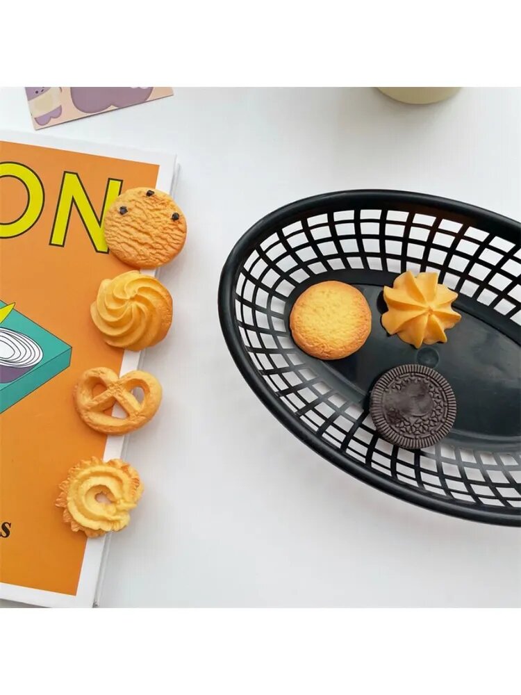 Корзина для пакетов длина 23 см, ширина 14 см, высота 4 см.