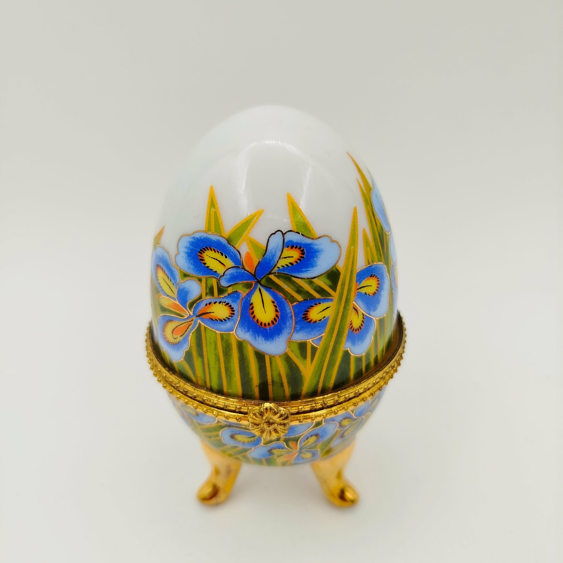 Шкатулка в форме яйца, украшенная изображением цветов (ирисов), фарфор, деколь