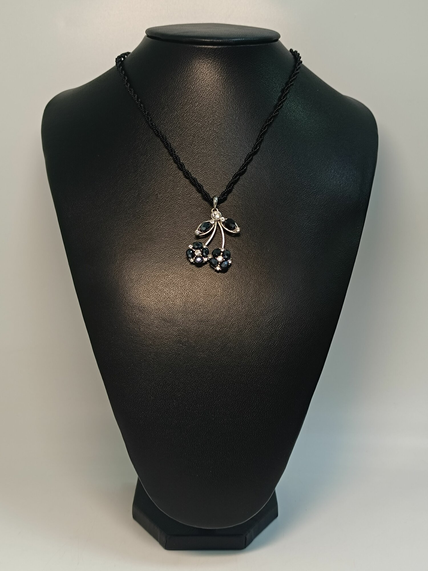 Винтажный кулон вишенки, мельхиор , бисер, длина 46 см.