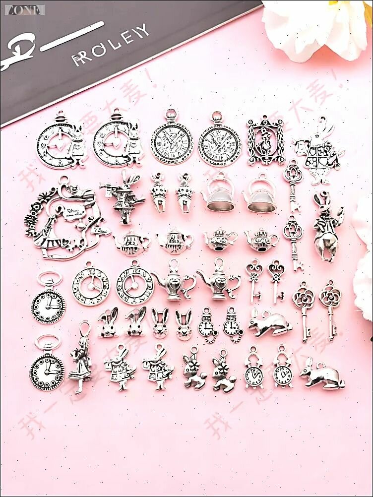 44 винтажных подвески в стиле Алиса в Стране чудес (25 дизайнов).