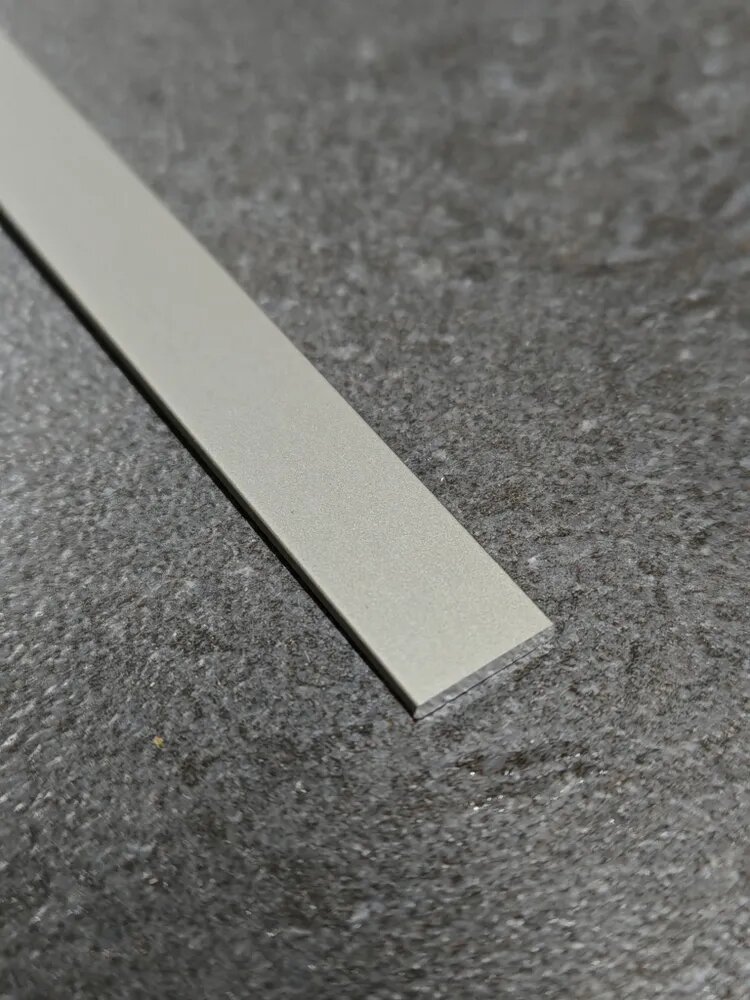 Полоса анодированнвая алюминиевая декоративная 10х1.5мм 2.7м Шампань матовая