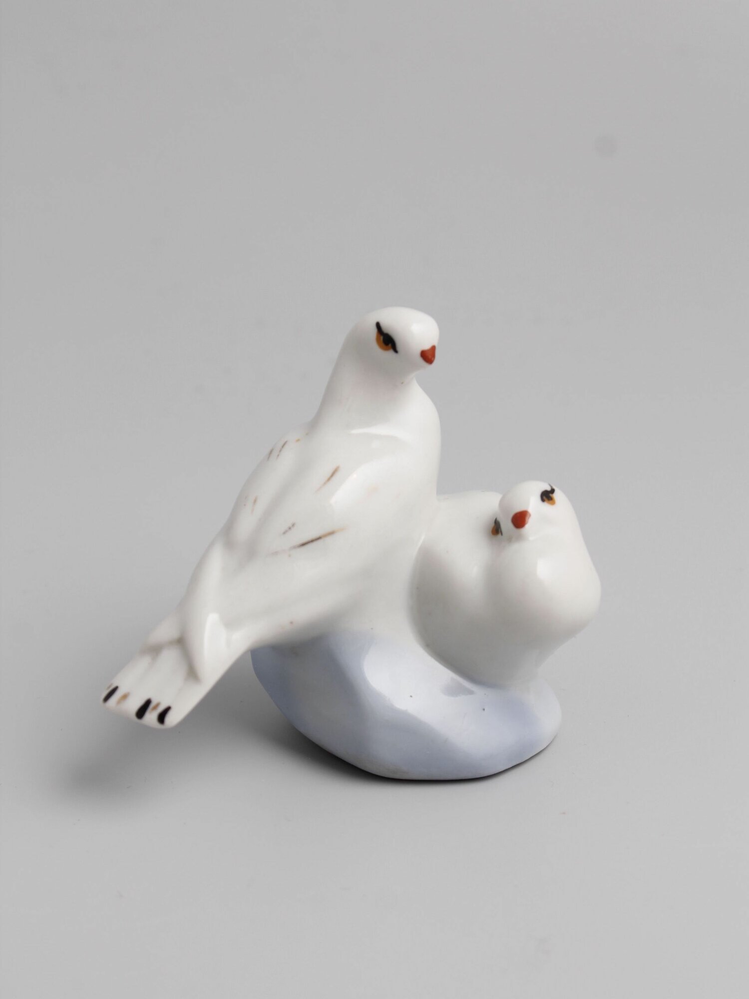 Антикварная статуэтка "Голуби", фарфор, СССР, 1960-70 гг. Высота 7 см