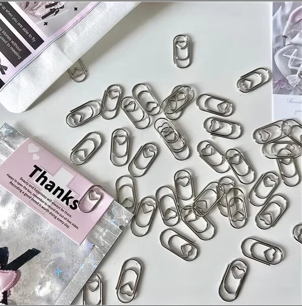 Металлические скрепки сердечки серебристого цвета