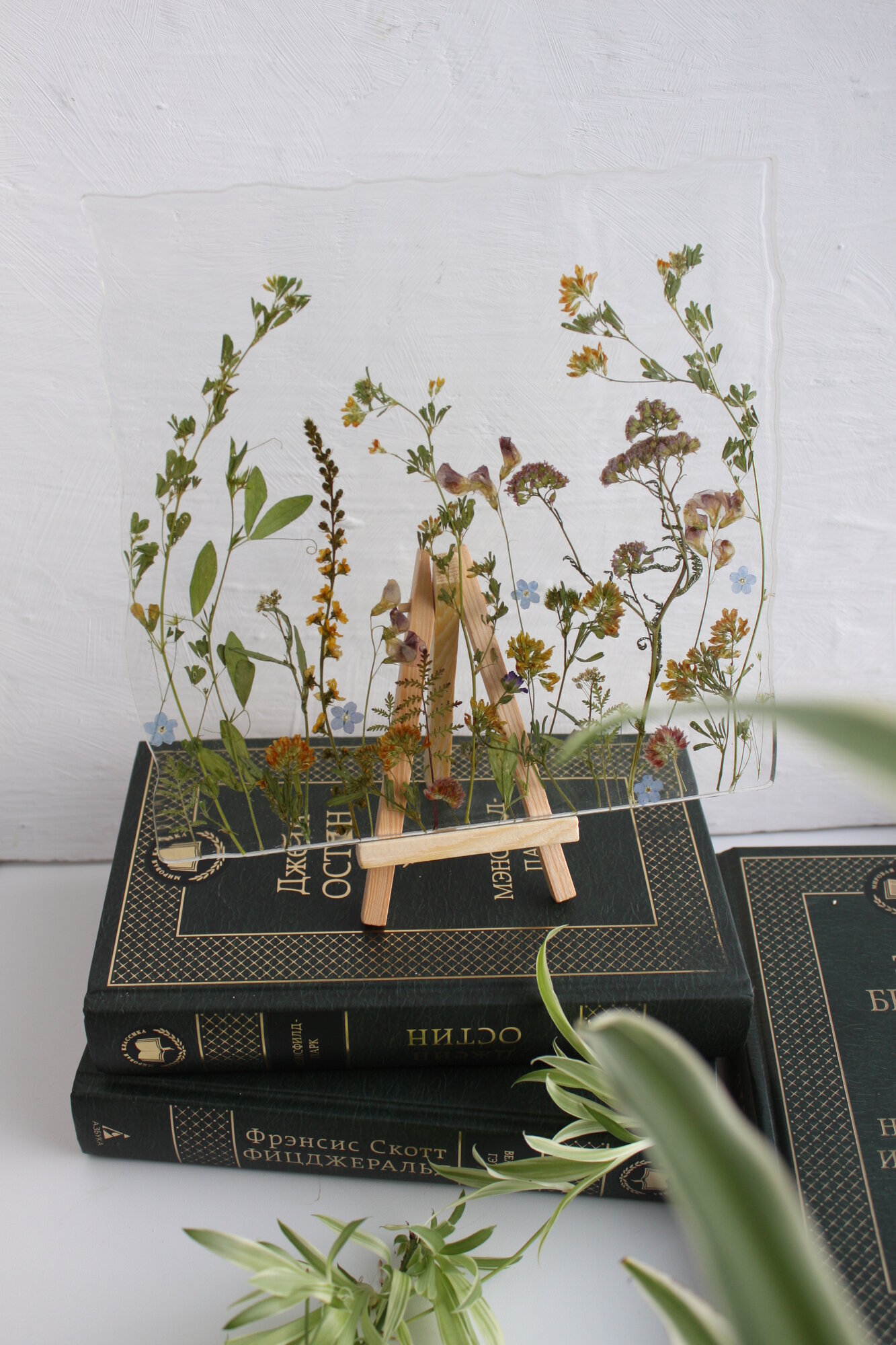 Картина из эпоксидной смолы с сухоцветами