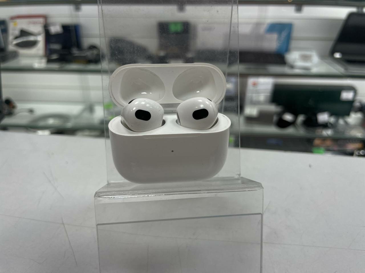 Беспроводные наушники Apple AirPods 3 with Lightning Charging Case, Vietnam