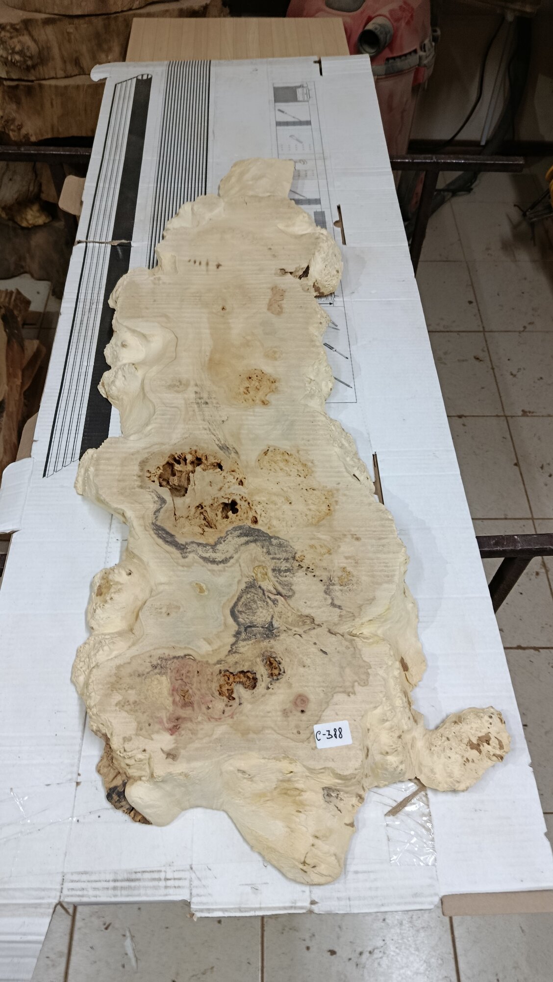 Слеб из клена каповый 90х30х4,5см(С388)высушенный, не фрезерованный, с рыхлыми местами под заливку