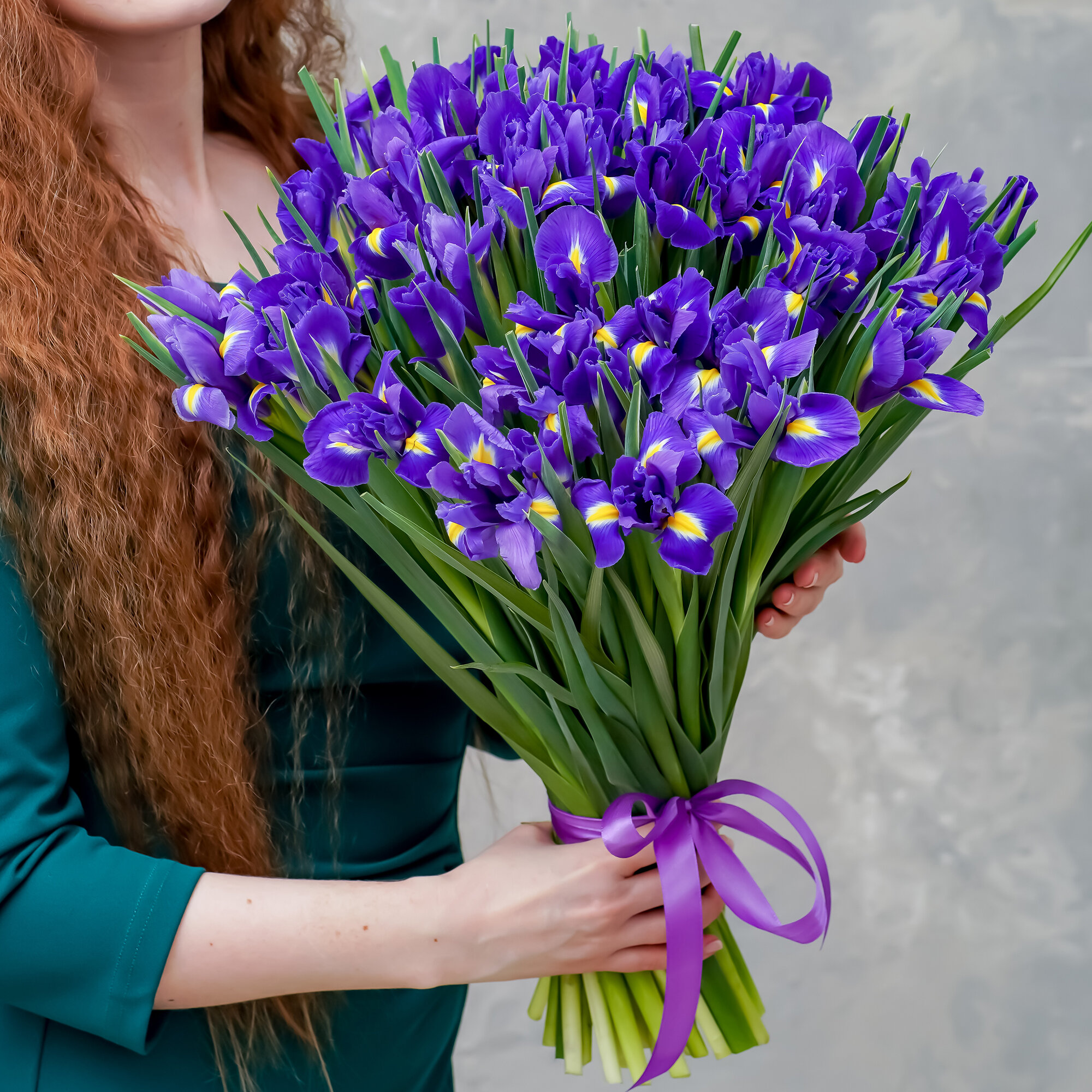 Букет живых цветов Flor-Pro Flowers из 25 синих ирисов с атласной лентой