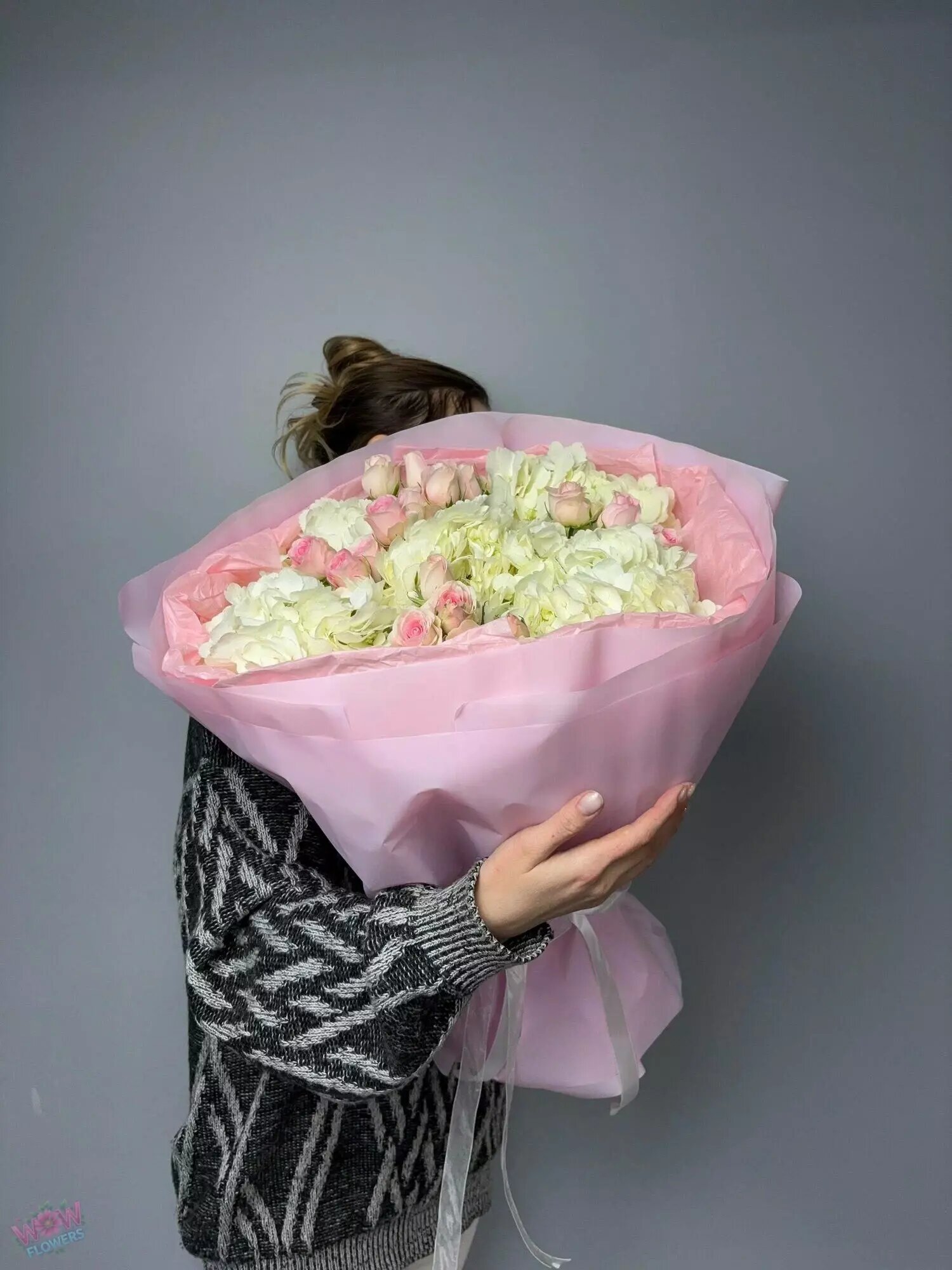 Шепот сада – нежный букет из роз и гортензий с доставкой в оформление