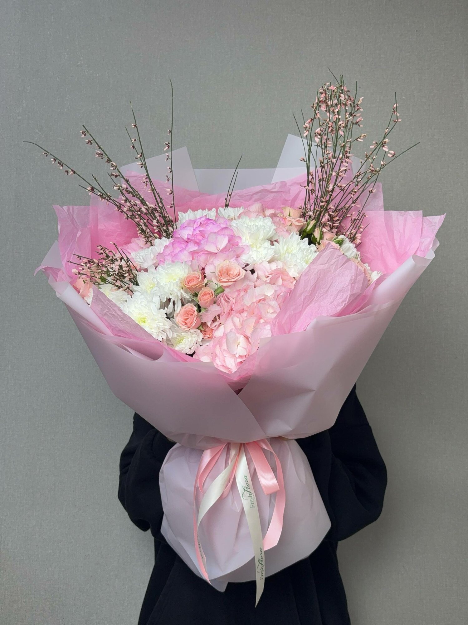 Искренность и гармония: бело-розовый букет из гортензий, роз, хризантем и генисты – FRESH FLORA купить свежие цветы с доставкой