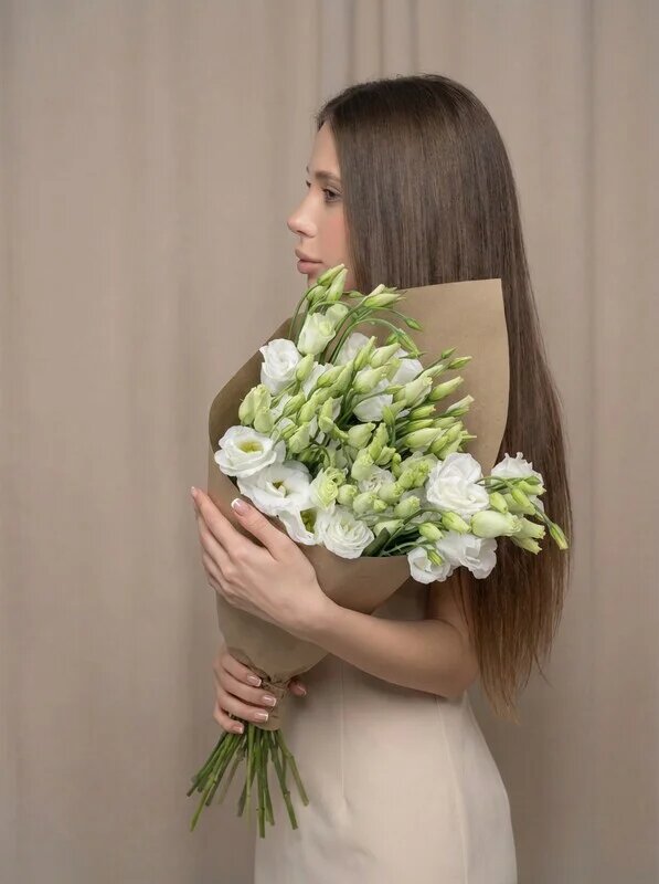 Букет "Эустома", оформление в крафт бумаге, белый, 100% эустома