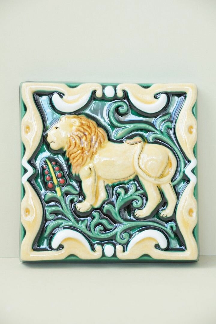 Лев. Панно, изразец, настенный декор, плакетка, украшение настенное интерьерное. Ярославская майолика. Керамика ручной работы. Сделано в России.