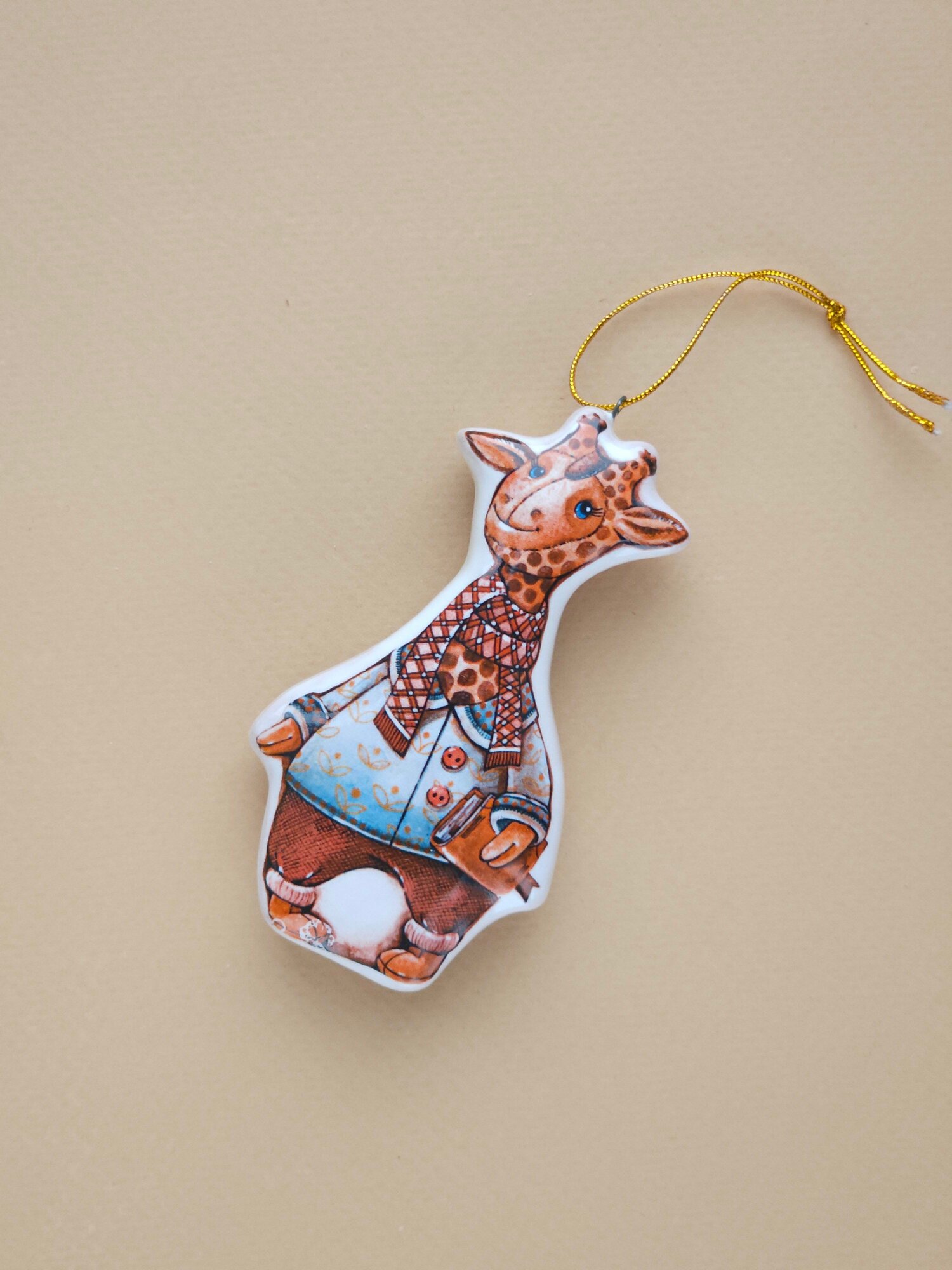 Ёлочная игрушка "Плюшевый жираф". Ярославская майолика. Керамика ручной работы. Сделано в России.