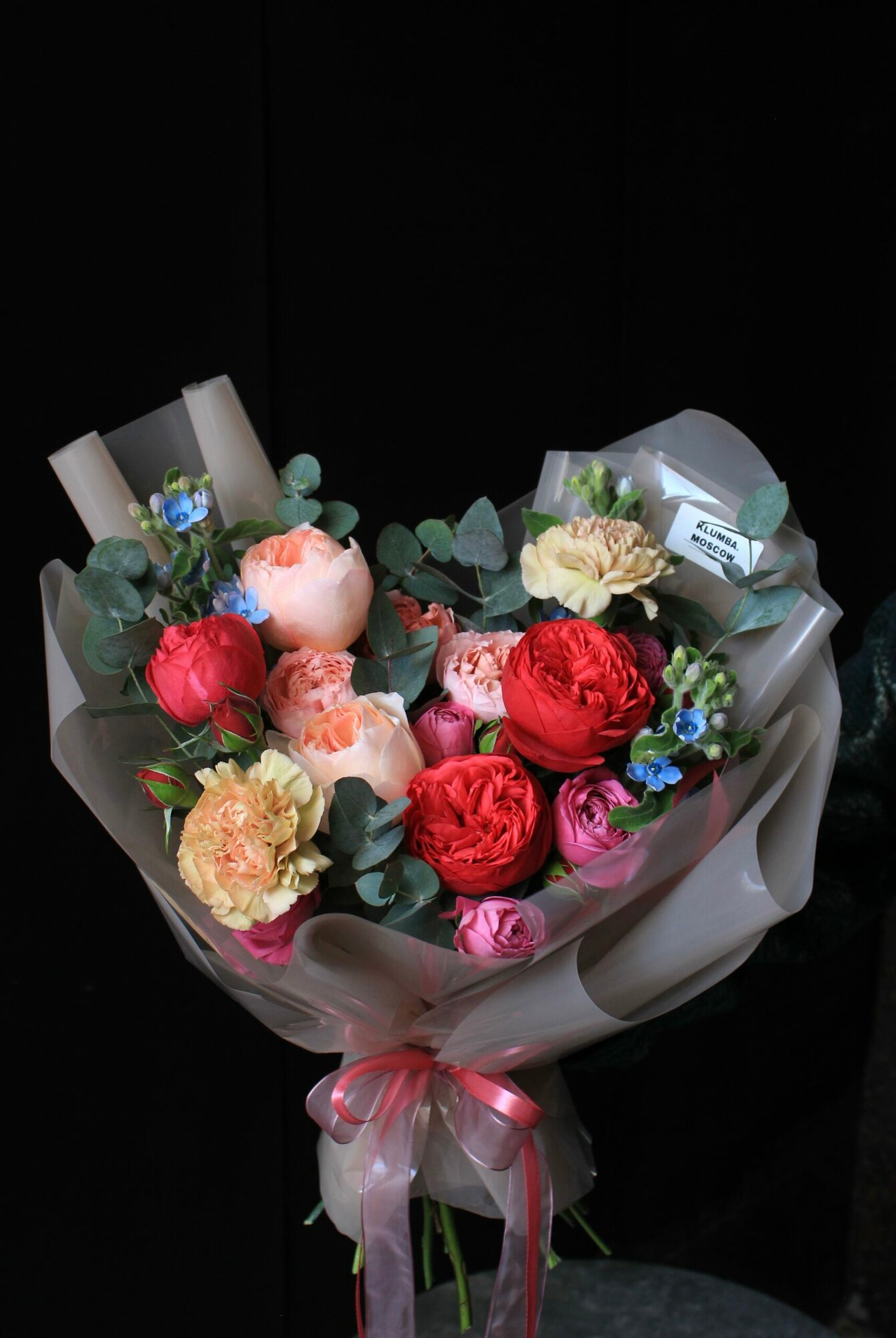 Яркий букет с оксипеталумом и пионовидными розами, клумба. москва