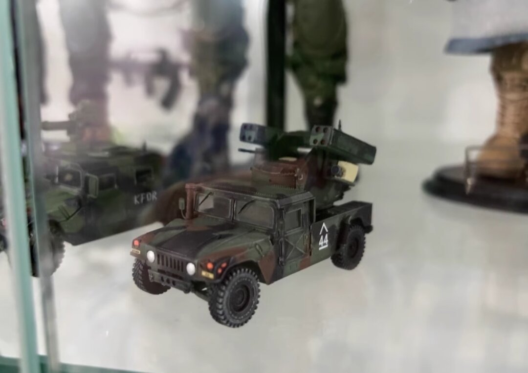 «HMMWV Avenger» - Готовая модель 1:72, SFOR в Боснии (2000), литая (T-MODEL, США)