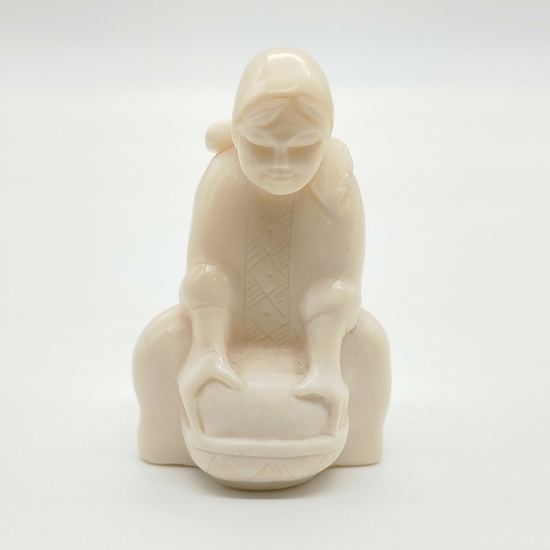 Статуэтка "Женщина, месящая тесто", зуб кашалота, резьба, СССР, 1970-1980 гг.