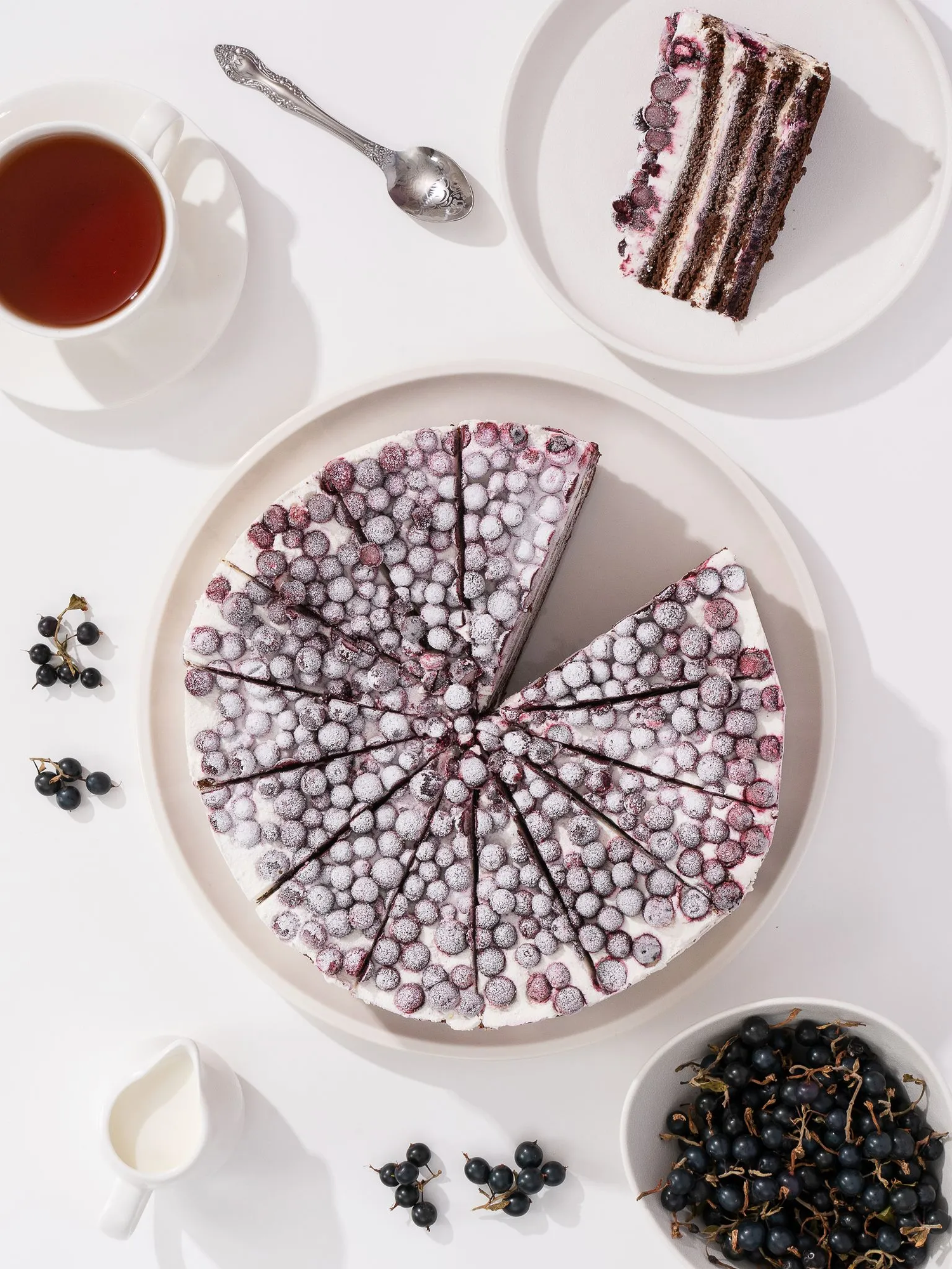 Торт Dessert Fantasy, замороженный, с черной смородиной, бисквитный, 14 порций по 155 г. (2170 г.)