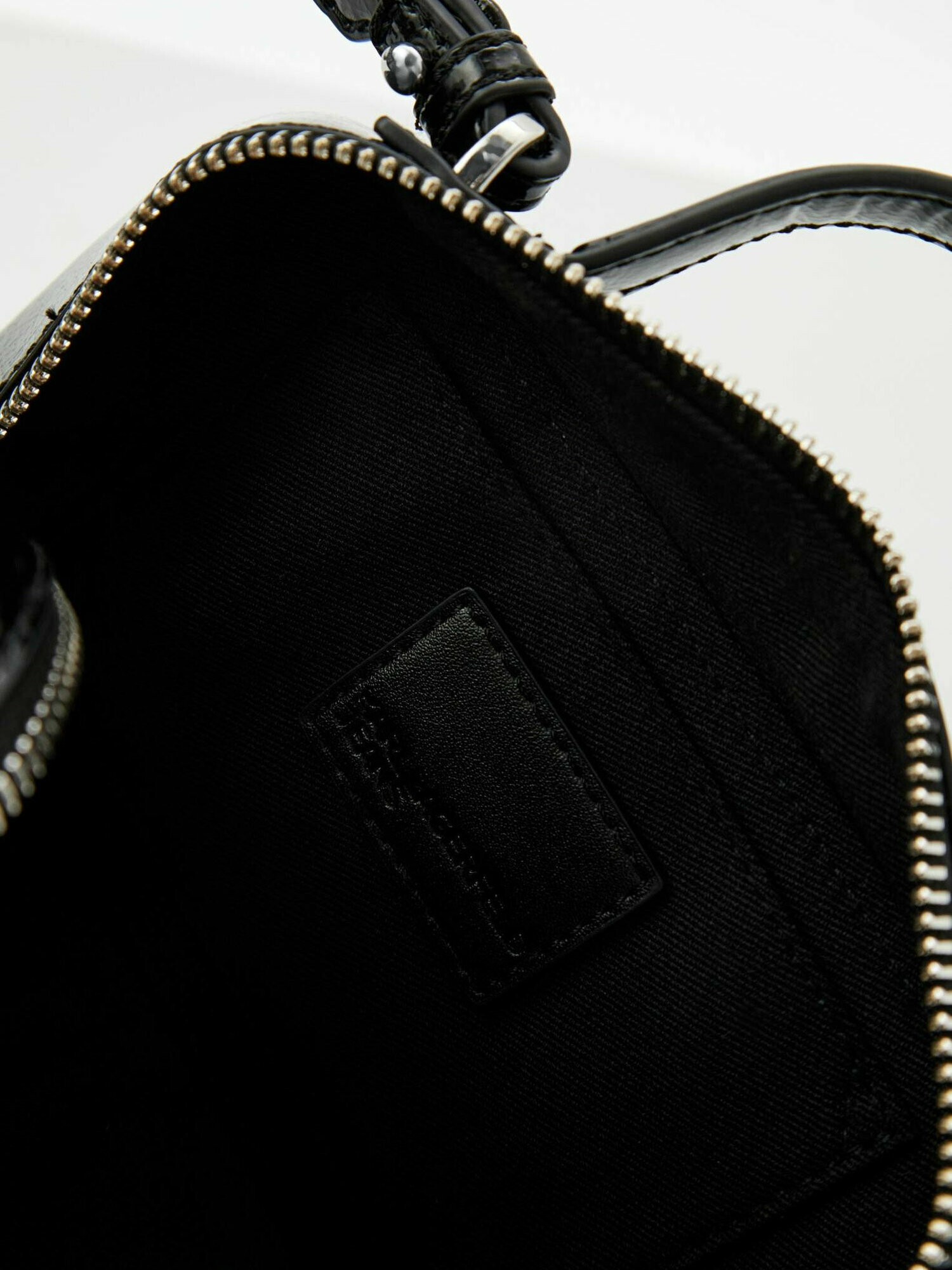 Сумка кросс-боди KARL LAGERFELD JEANS, фактура лаковая, черный — фото 1