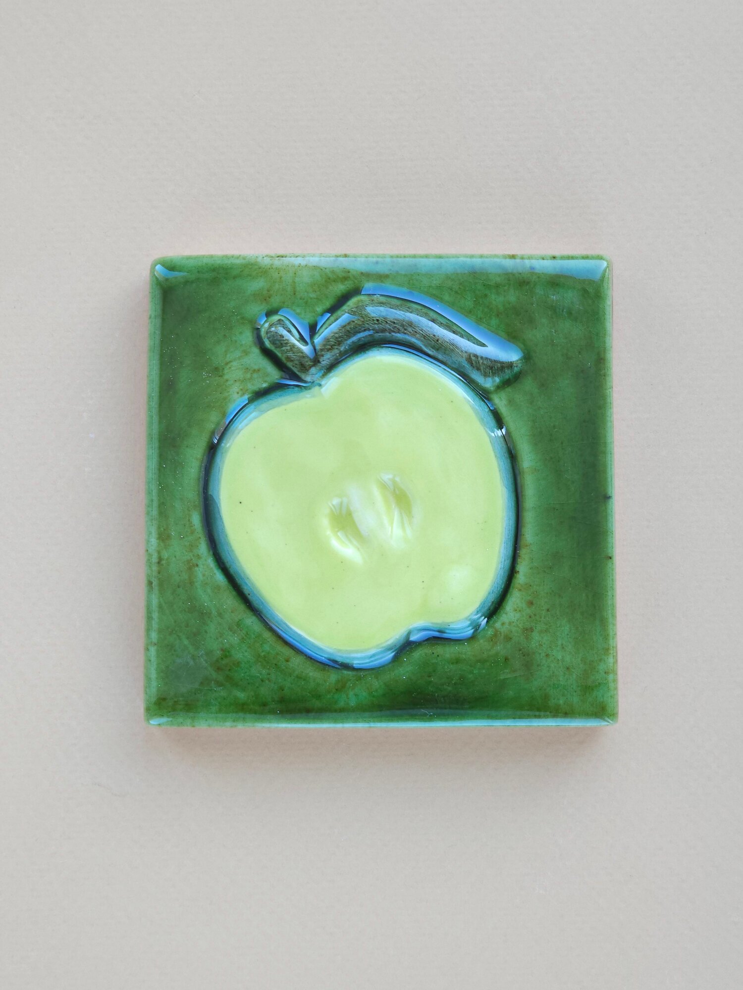 Яблоко (синий край). Дивный урожай. Панно, изразец, настенный декор, плакетка, украшение настенное интерьерное. Ярославская майолика. Керамика ручной работы. Сделано в России.
