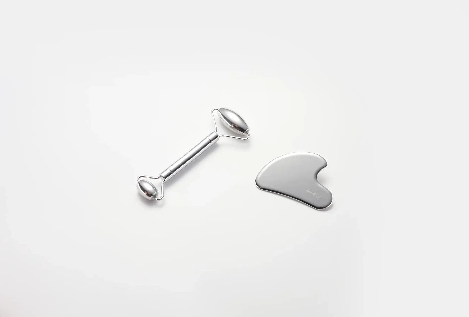 Набор массажеров для лица: роллер + гуаша FOR ME by gold apple Double-sided steel facial roller & steel gua sha, 2 шт