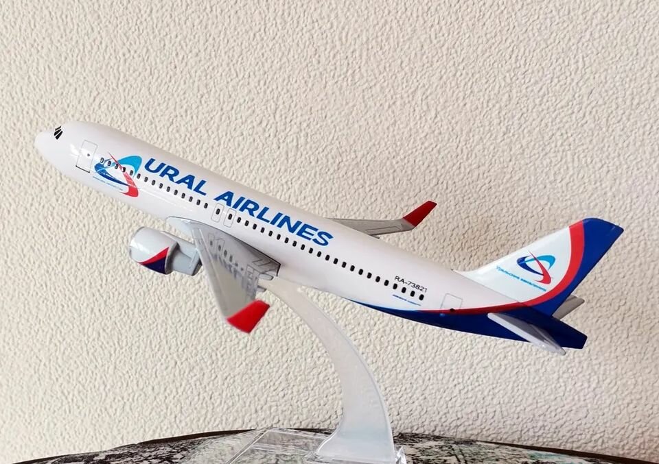 Металлическая модель самолета Airbus A320 Уральские авиалинии