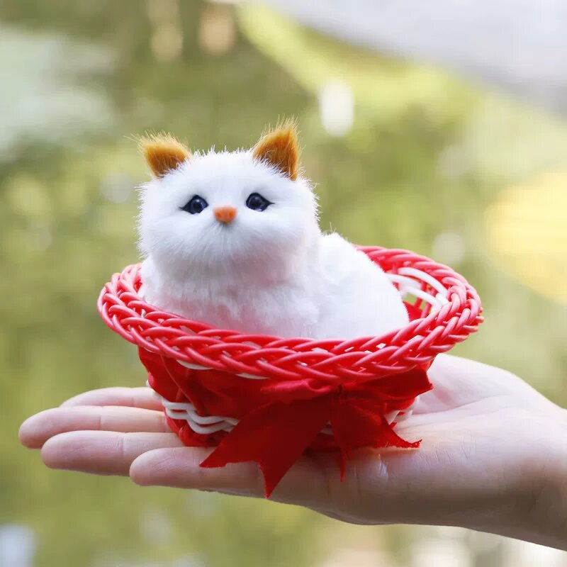 Красная бабочка круглая корзина с мяукающей кошкой с желтыми ушами