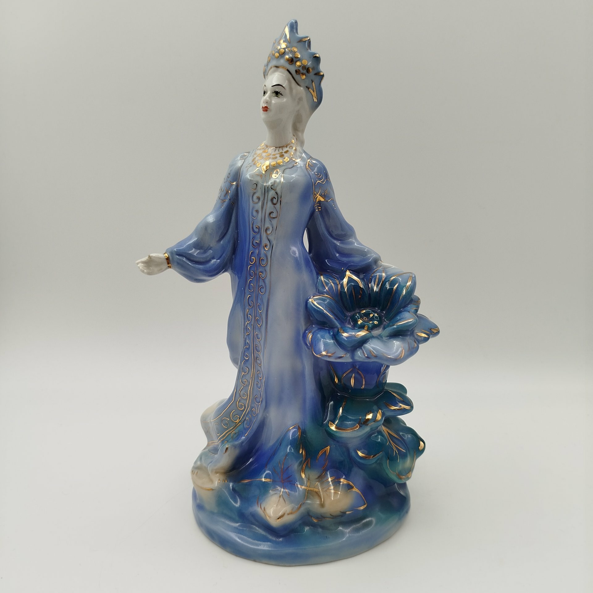 Статуэтка "Хозяйка медной горы", скульптор Л. Н. Шушканова, фарфор, роспись