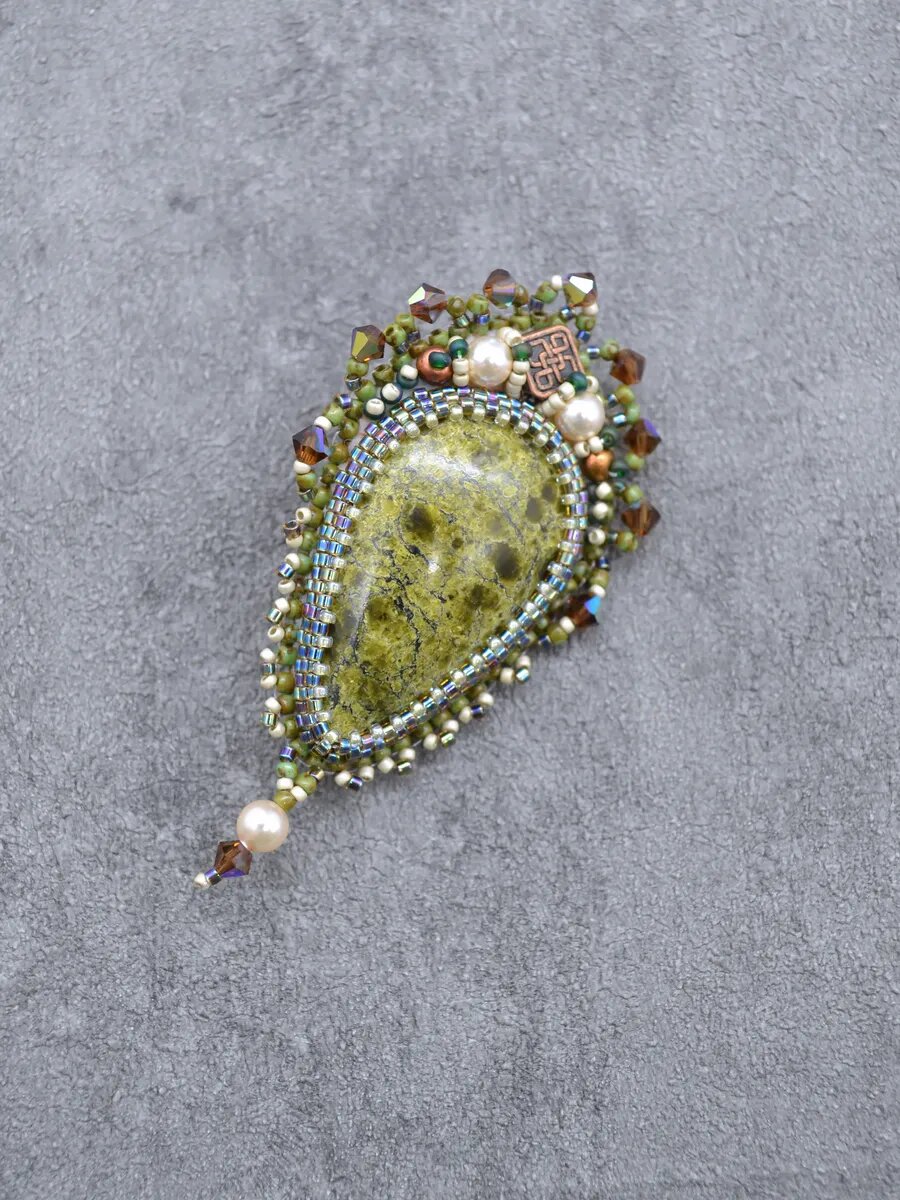 Брошь, кристаллы Swarovski, бисер, кристалл, змеевик