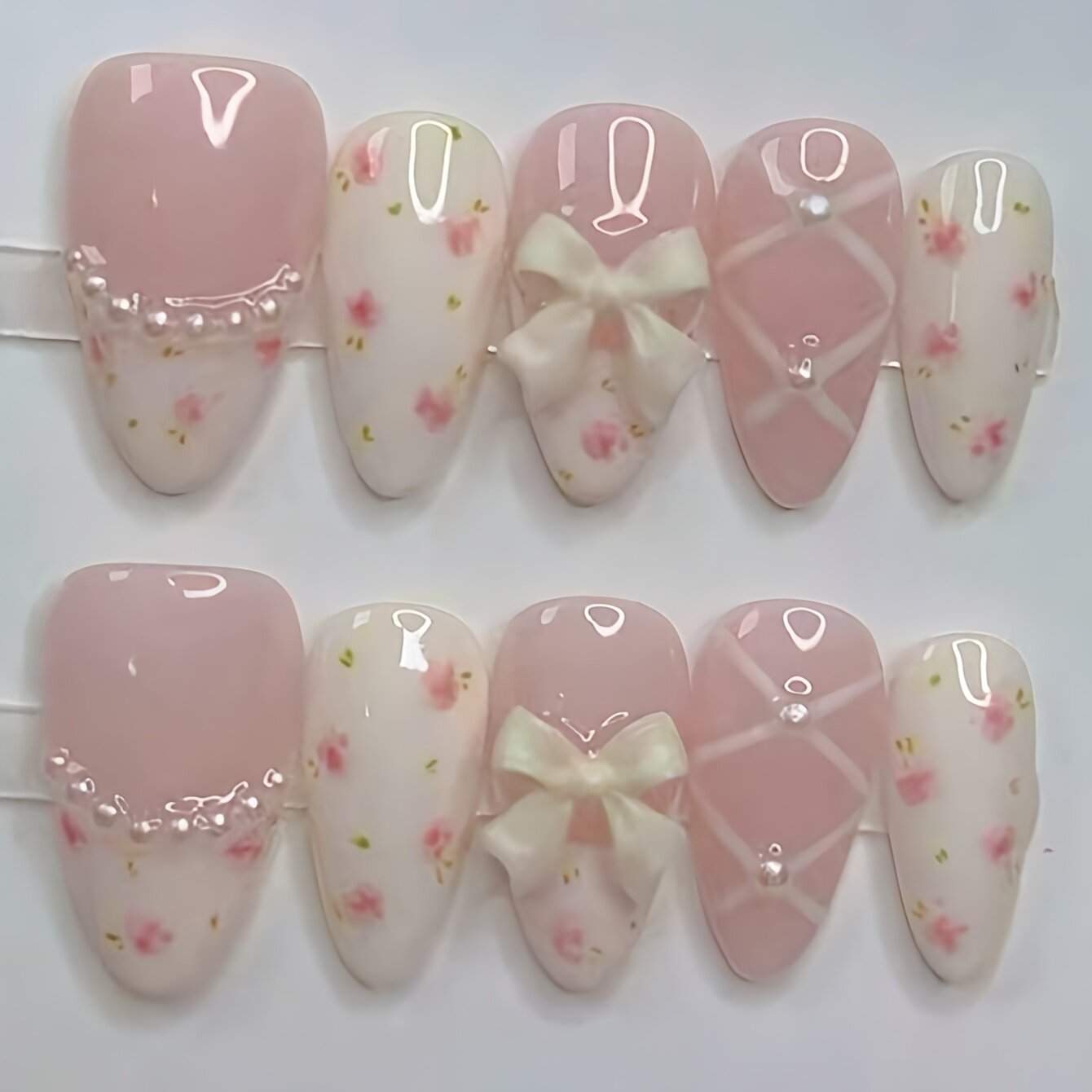 Накладные ногти 10 шт, короткие миндалевидные, френч с цветами и жемчугом, с бантом в балетном стиле Y2K, размер S.
