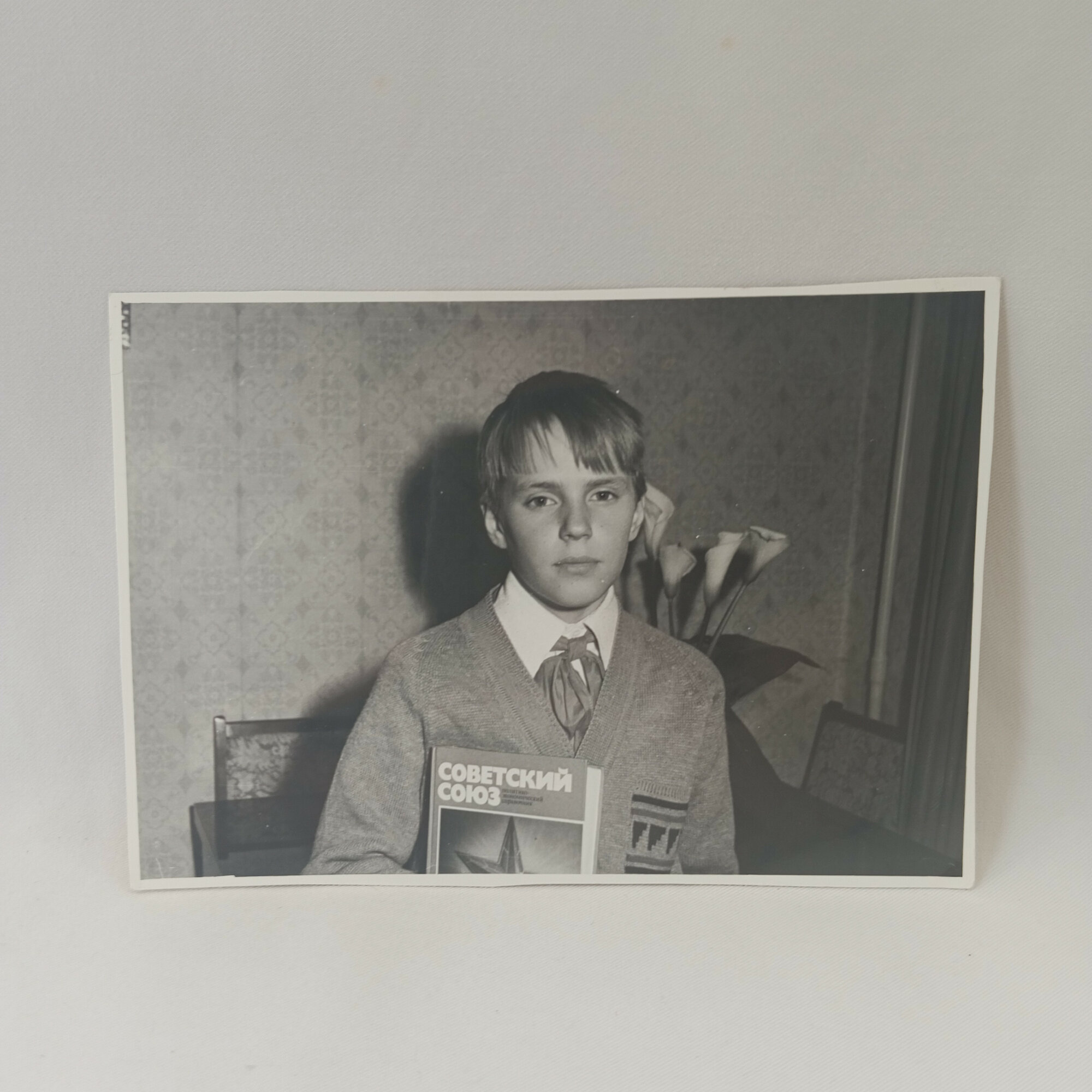 Фотография винтажная, СССР. Черно белый снимок с мальчиком, дата на обороте 8.04.1979