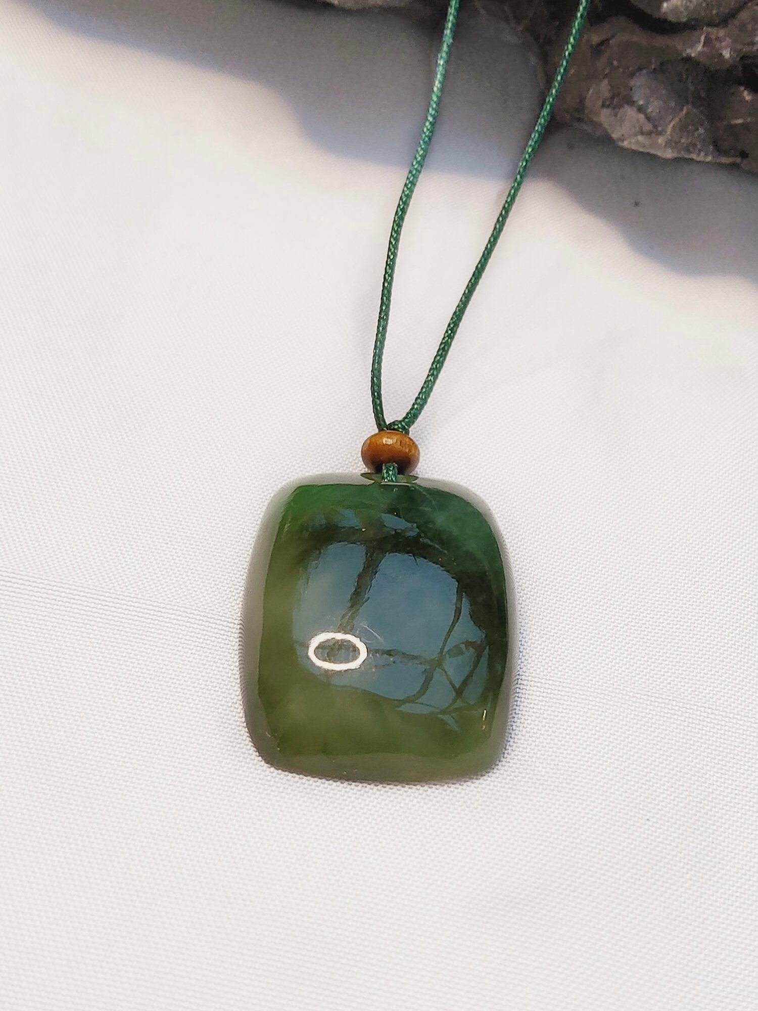 Подвеска, нефрит