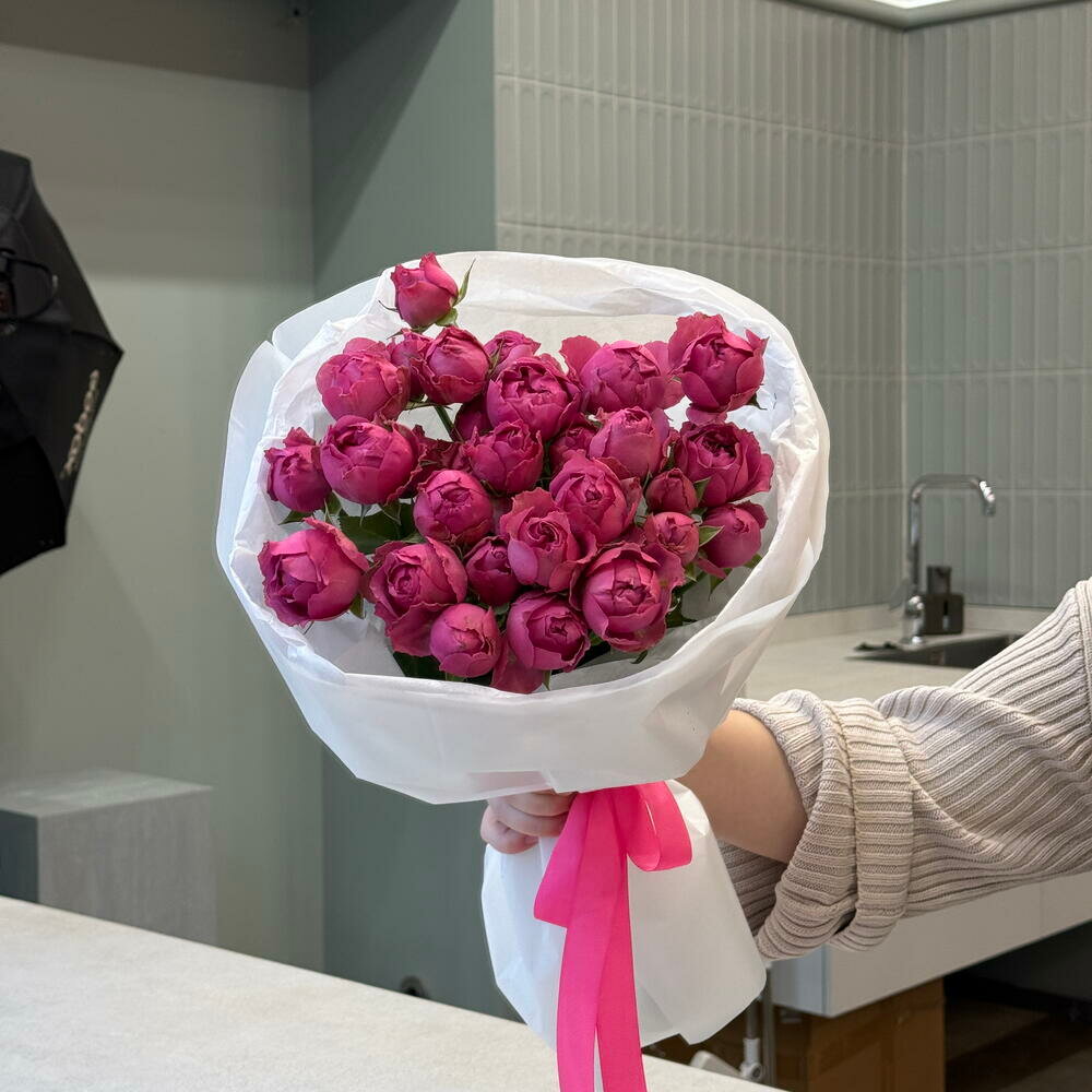 Букет из 7 пионовидных роз Мисти Баблз в красивой белой упаковке из пленки под атласную ленту