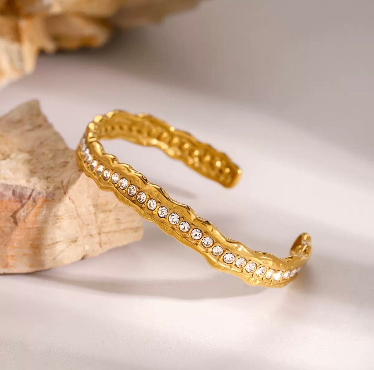 Жесткий браслет, циркон синтетический, циркон