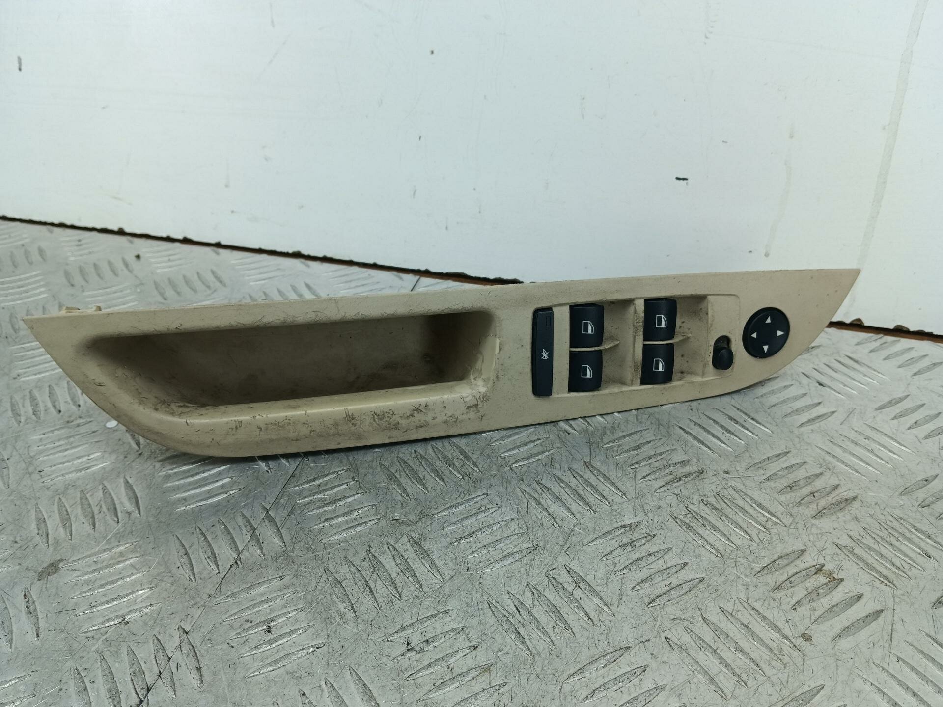 Блок управления стеклоподъемниками передней левой BMW 5 E60/E61 рест. E60 (2007 - 2010) 9122110