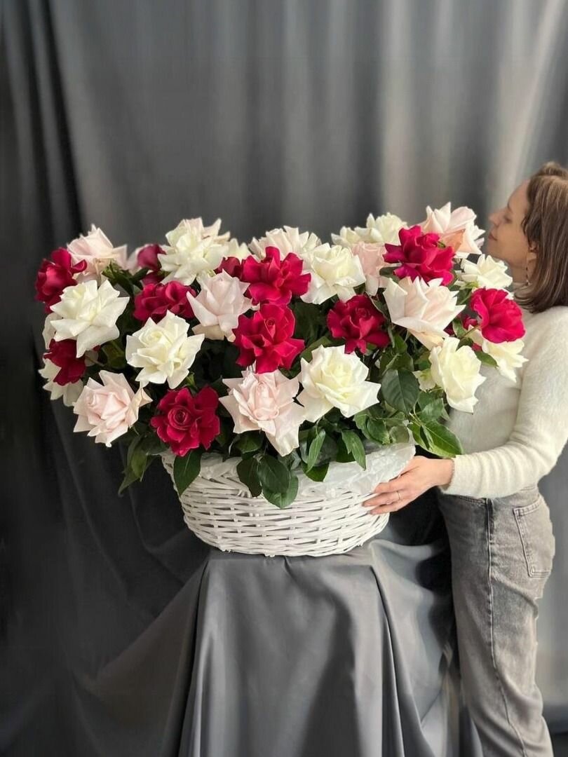 Большая корзина из 51 французской розы