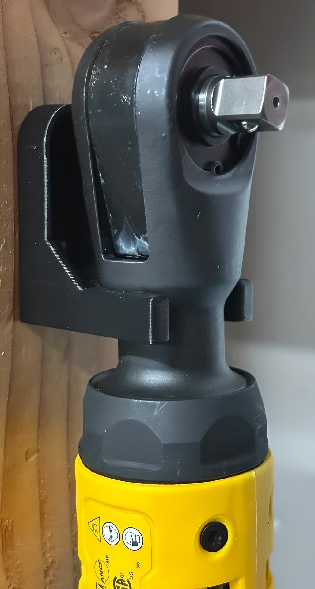 Настенный держатель гайковерта Dewalt DCF513B