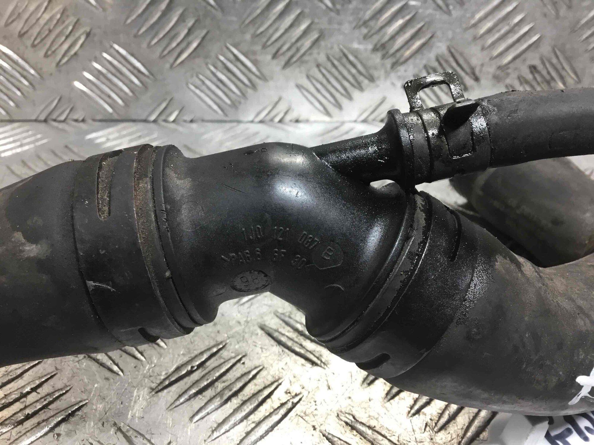 Б/У Фланец (тройник) системы охлаждения Volkswagen Golf 4 поколение (1997-2004) 2000 г.