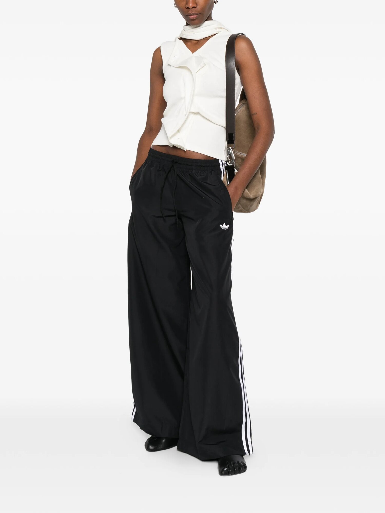 Брюки adidas Three-stripe track pants, размер 4 UK, черный — фото 1