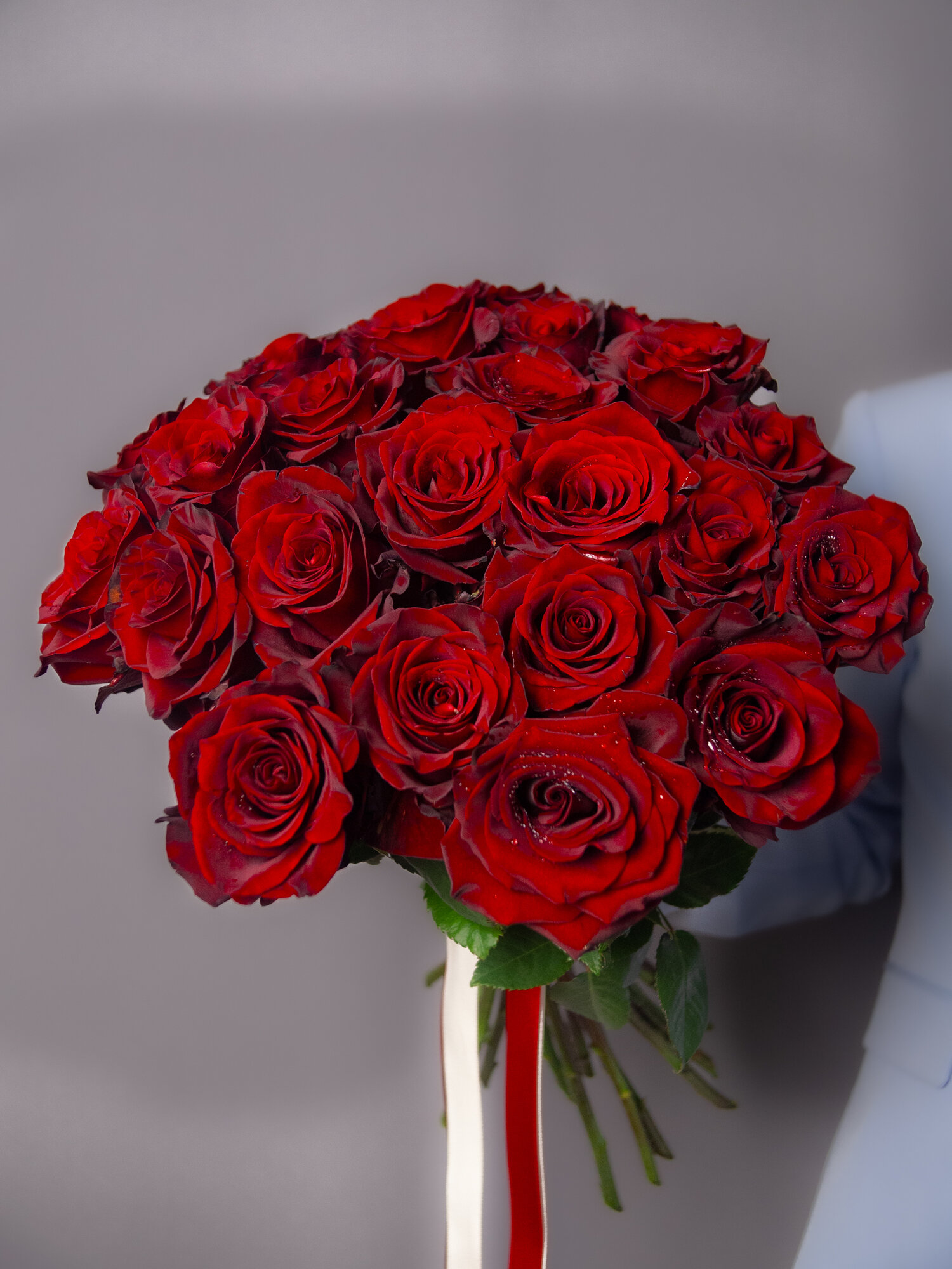 Букет живых цветов, из 35 красных роз сорта Эксплорер, высота 50см